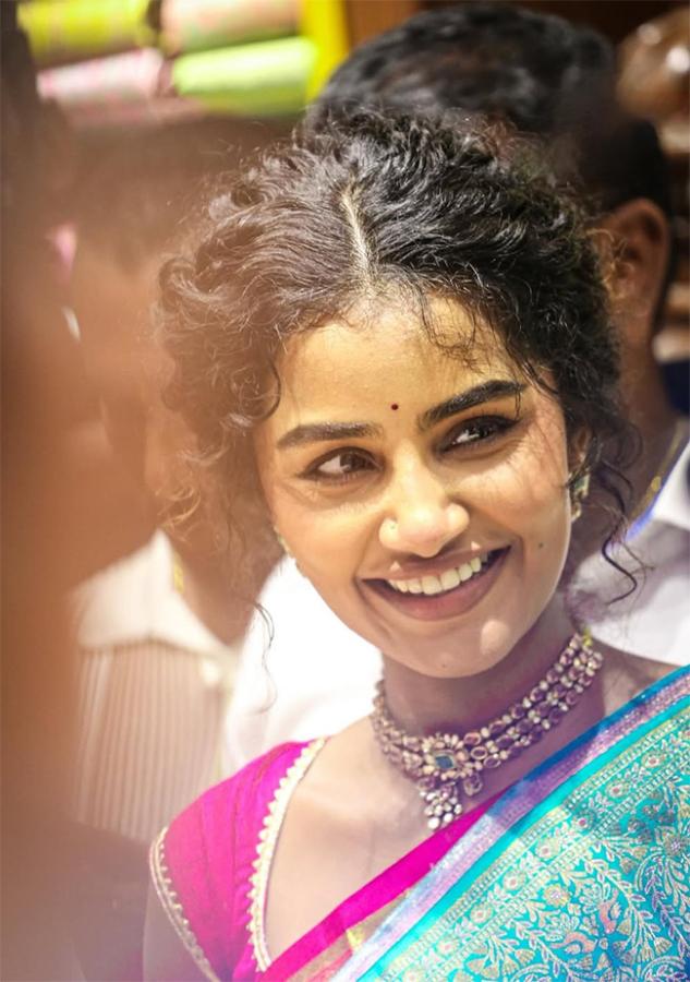 కరీంనగర్ లో సినీనటి అనుపమ పరమేశ్వరన్ సందడి (ఫొటోలు) | Actress Anupama Parameswaran Inaugurated ...